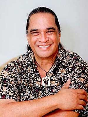 Moe Keale - SensaCine.com