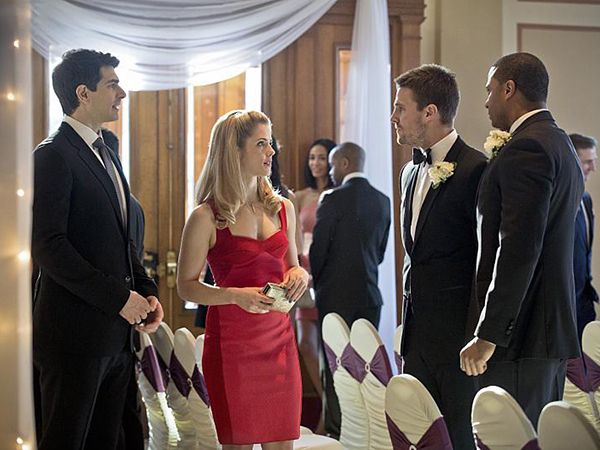 Foto de Emily Bett Rickards - Arrow : Foto Stephen Amell, Brandon Routh ...