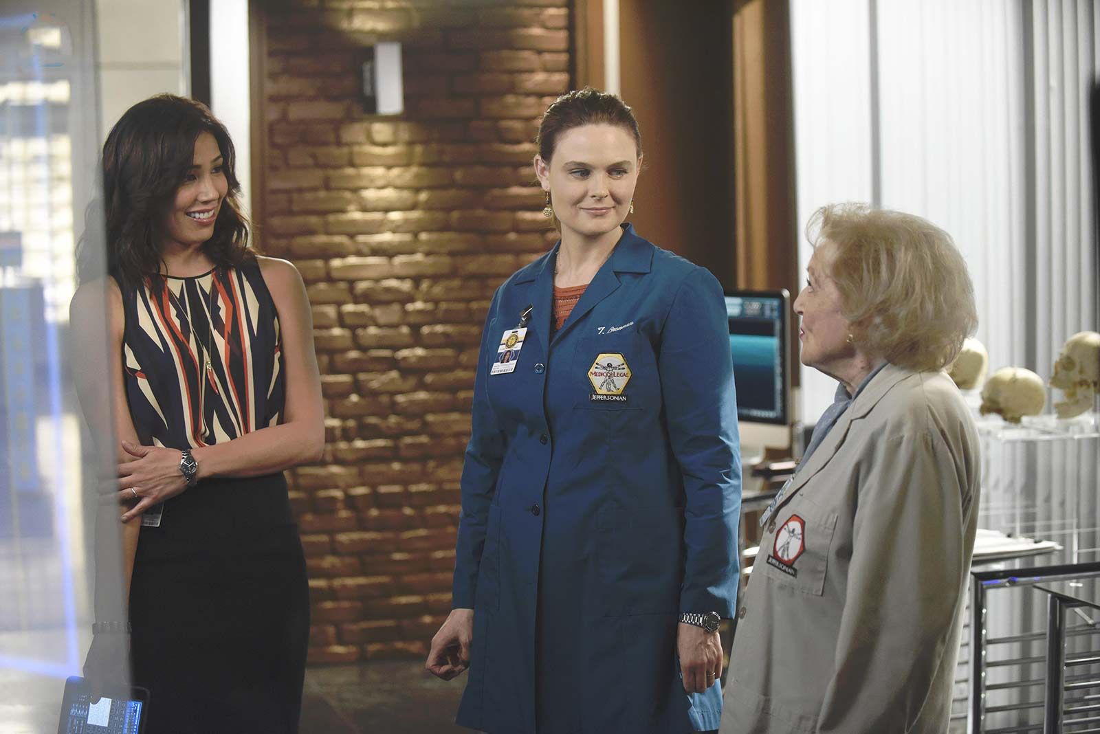 Bones : Bones : Foto Betty White, Emily Deschanel, Michaela Conlin ...