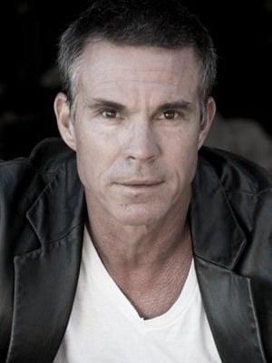 Ash Adams - SensaCine.com