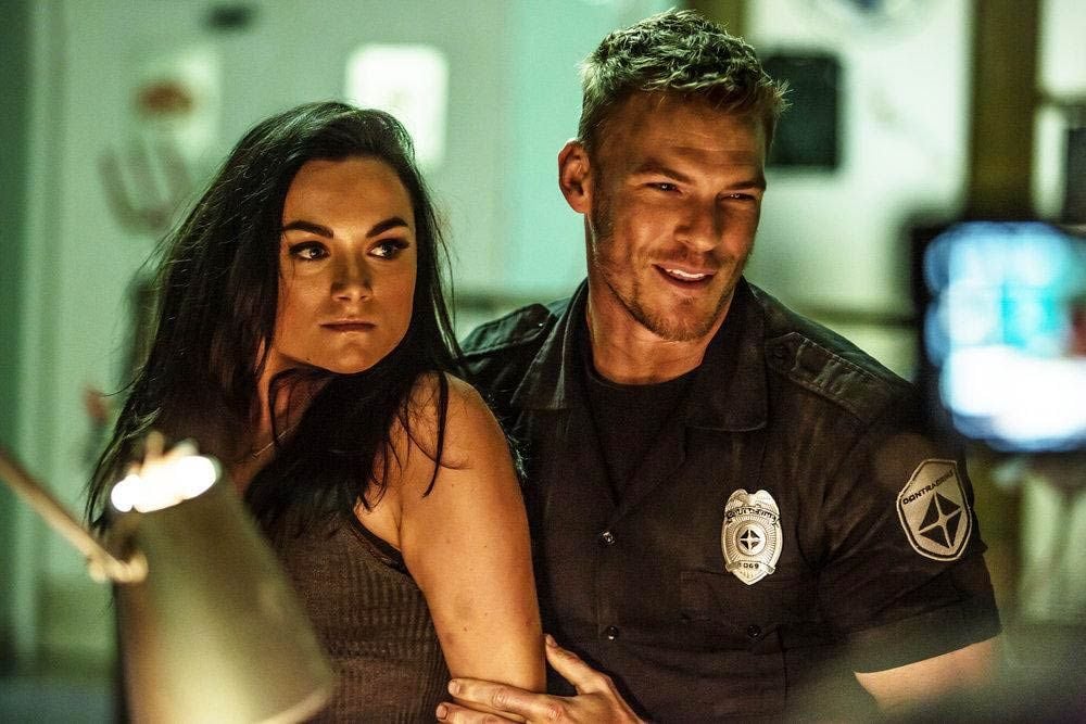 Foto de Christina Ochoa - Blood Drive : Foto Alan Ritchson, Christina ...