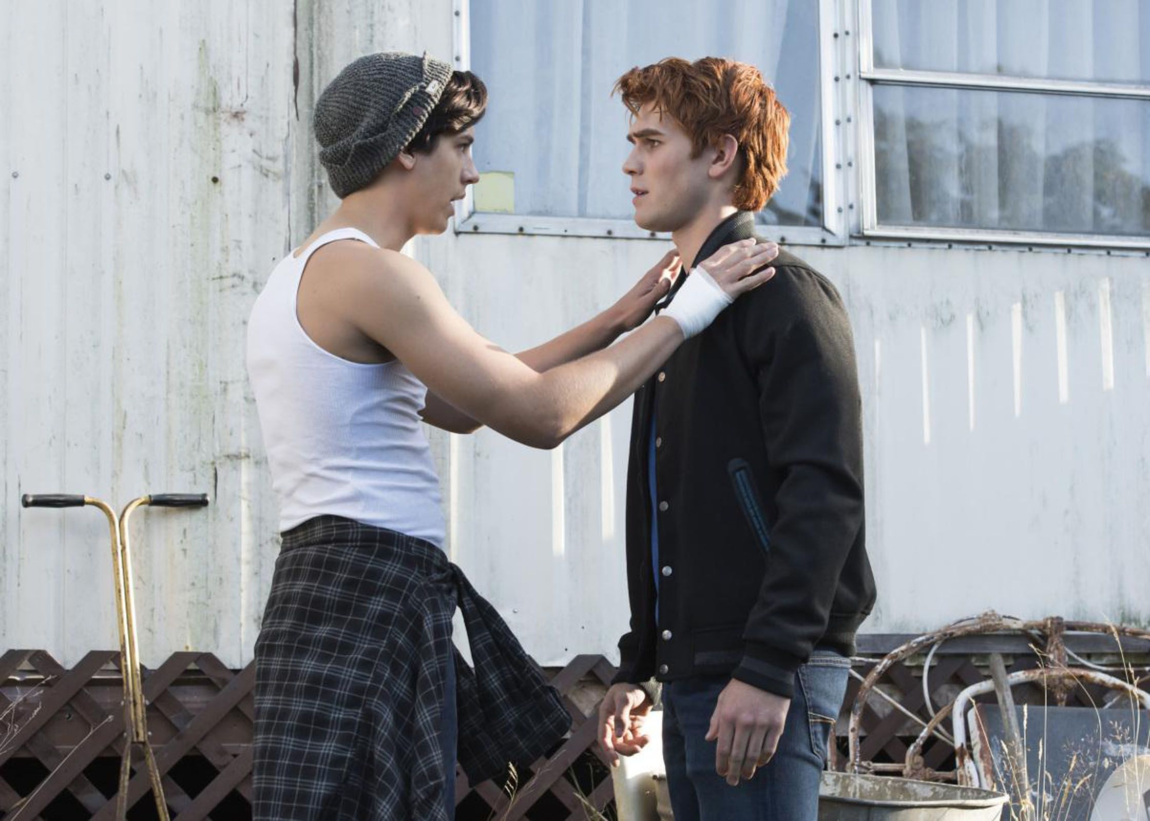 Foto de Cole Sprouse - Riverdale : Foto K.J. Apa, Cole Sprouse - Foto ...