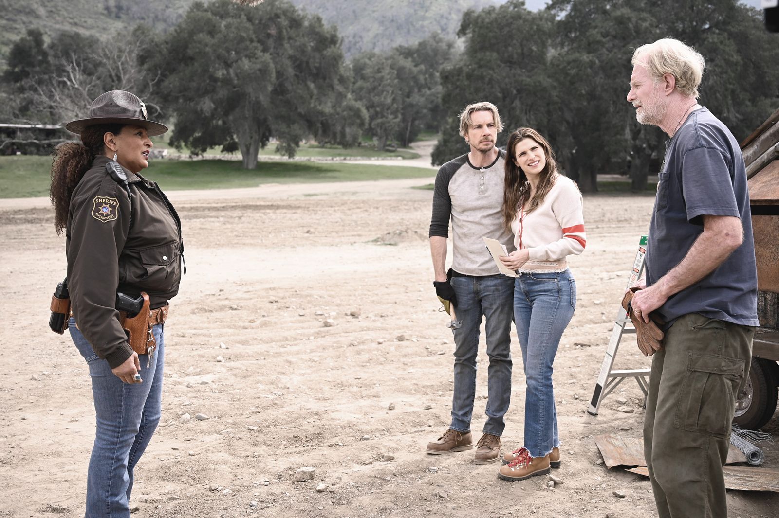 Foto de Dax Shepard - Bless This Mess : Foto Pam Grier, Dax Shepard, Ed ...