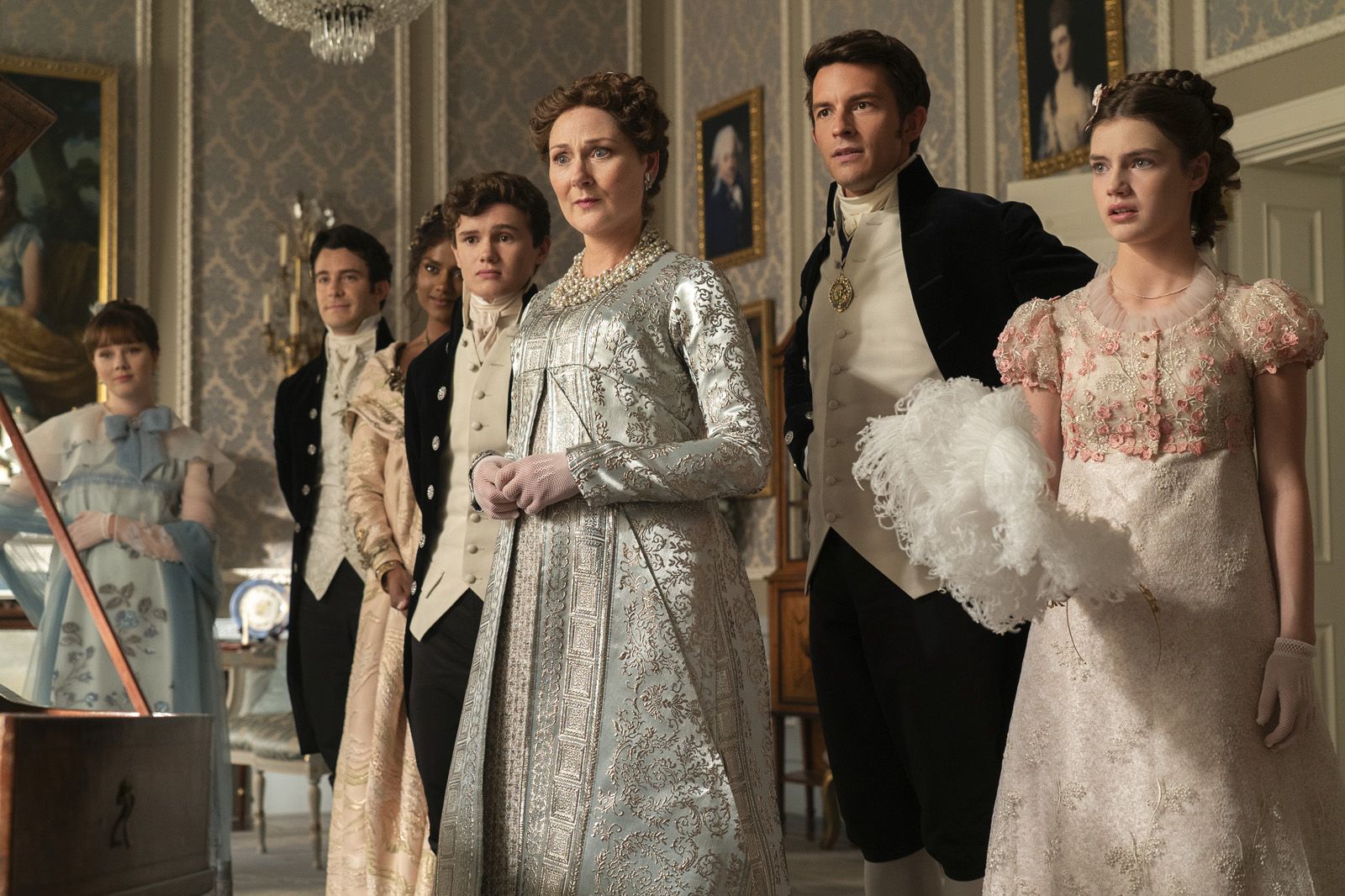 Foto de Jonathan Bailey - Foto Ruth Gemmell, Luke Thompson, Claudia ...